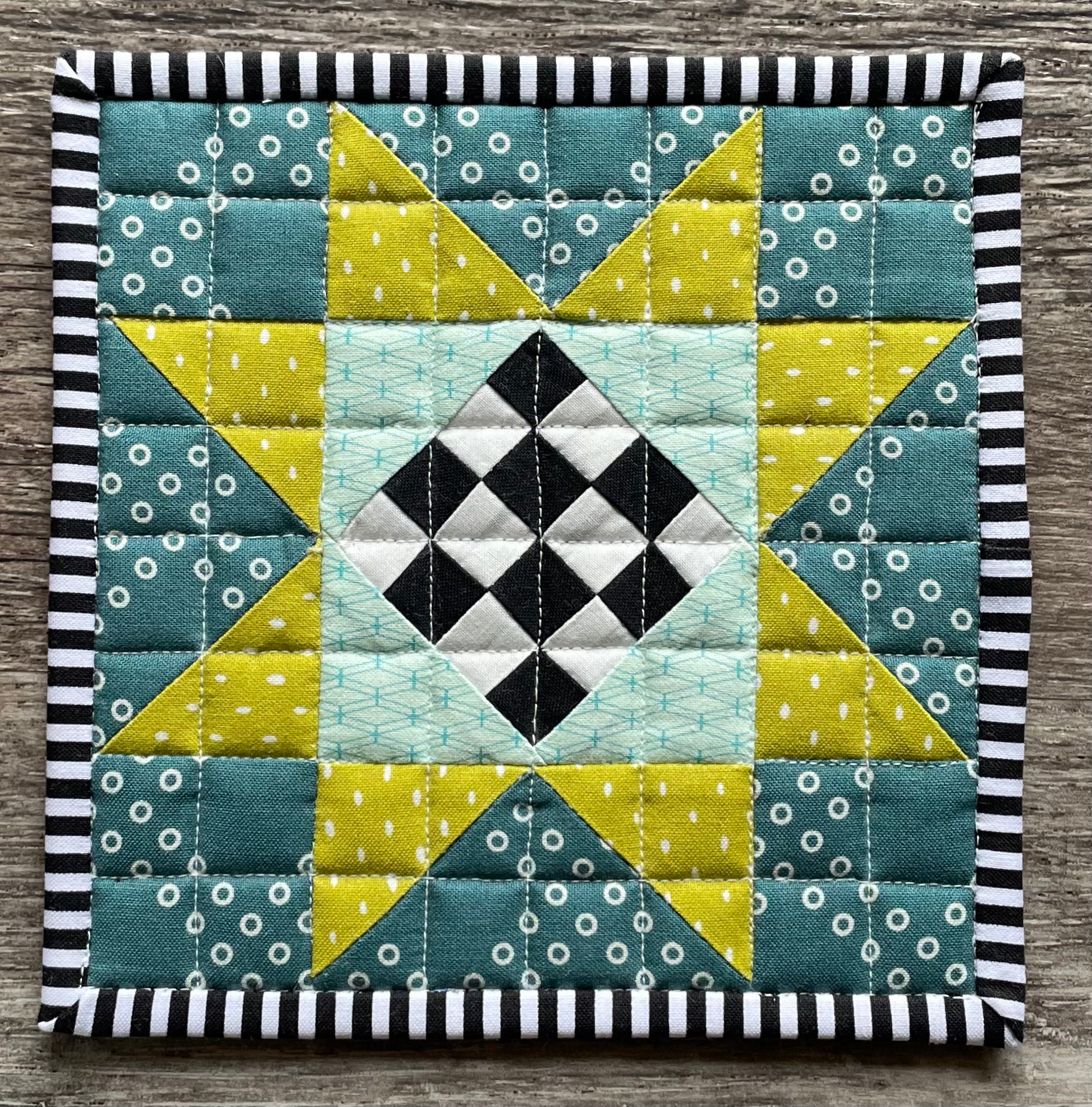 Checkered Star Mini (12 Minis in 12 Months 2023 January Pattern) – Knot ...